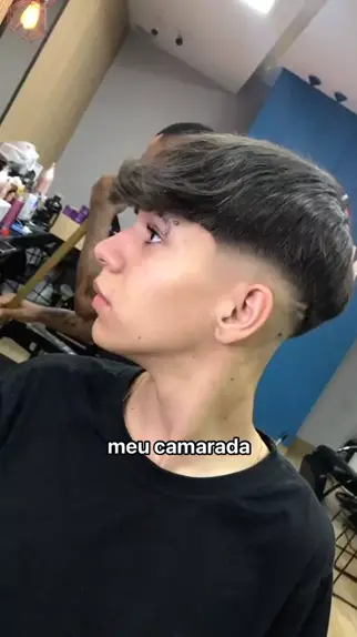 Corte de cabelo low-fade em V